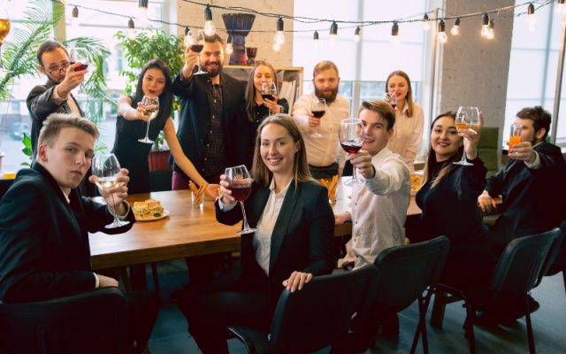 Year end Party là gì? Kế hoạch tổ chức tiệc tất niên công ty